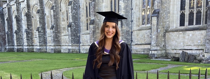 Finding a community - Lottie's story – Crohn’s & Colitis Australia (CCA)